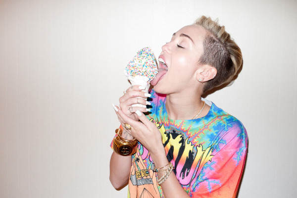 Miley Cyrus Poses Strips And Twerks For Terry Richardson Razorfine Review